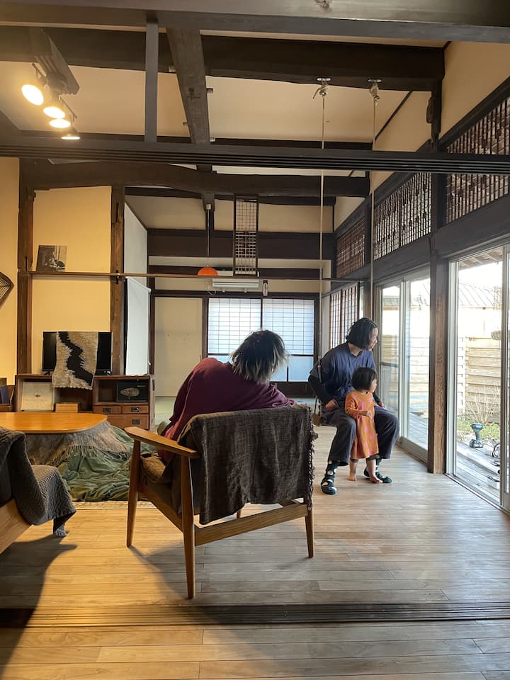 【古民家元診療所一棟貸の宿】アイランドキッチンを囲んで集う夜/薪ストーブ/山鹿菊鹿温泉近/田園風景/ - 熊本県