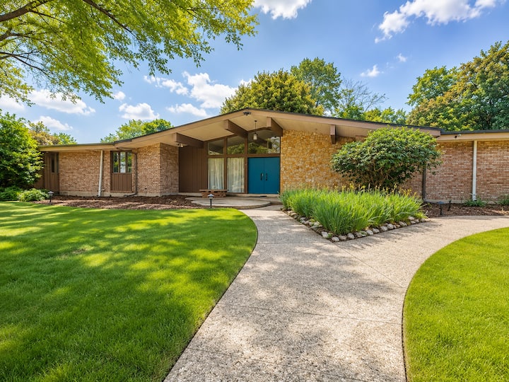 4br Upscale Dayton Home-sleeps 9 | Firepit•spa Tub - Dayton, OH