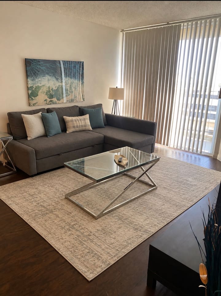 2br 2ba Iconic - Hollywood, CA