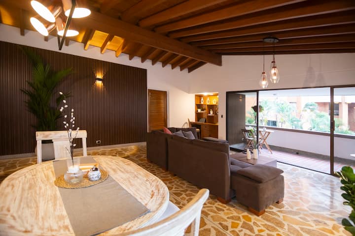 Stylish Home: Laureles Prime Location + Parking - Medellín