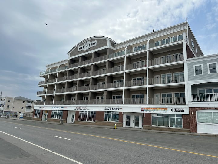 Beautiful Oceanfront Condo! - Hampton Beach, NH