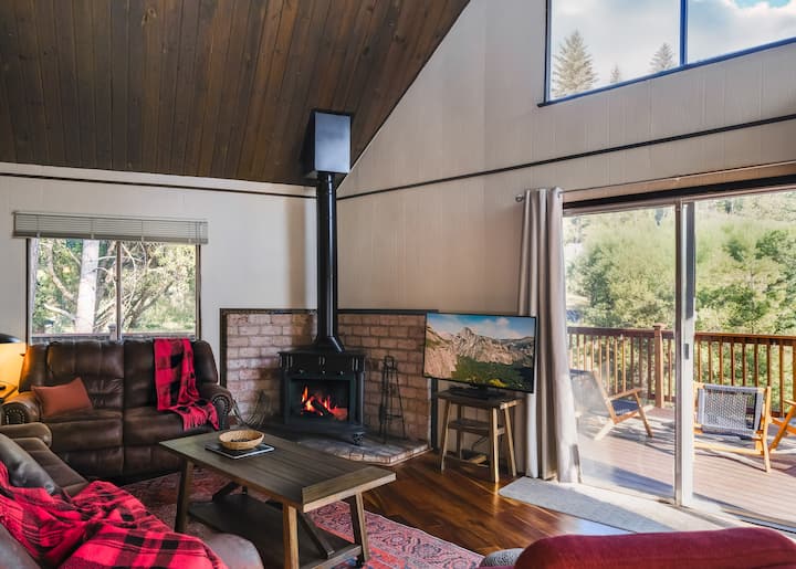 A-frame Group Cabin—firepit, Pool Table + Yosemite - California