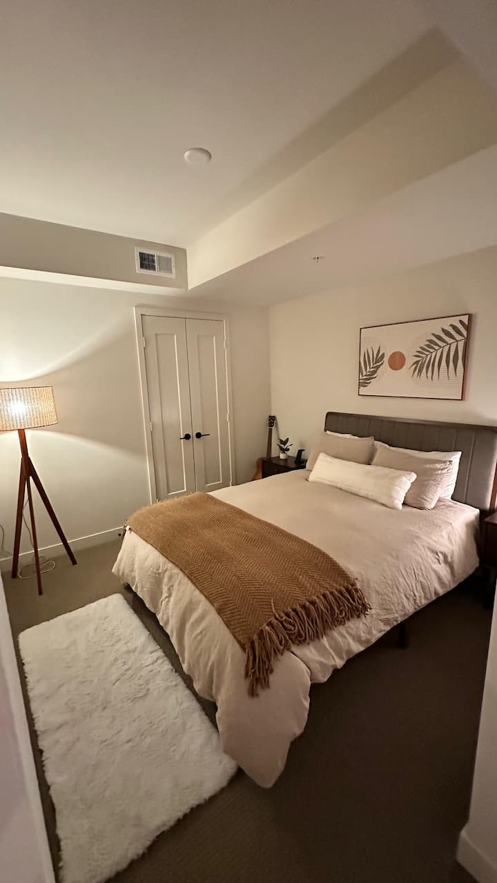 Modern Socal Comfort: Your Perfect Home Base - Costa Mesa, CA