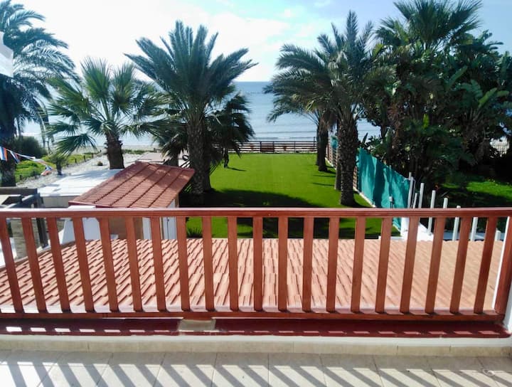 Cozy Beachfront Villa In Pervolia • Vintage Charm - Zypern