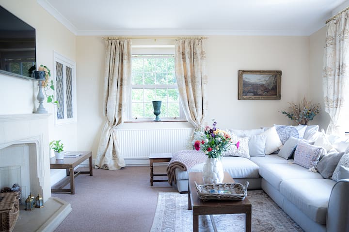 Manor Farmhouse | Near Bath | Hot Tub | Sleeps 10 - Bradford-on-Avon