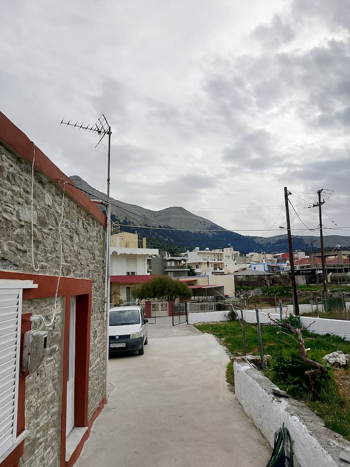 παραδοσιακό πέτρινο εξοχή βουνό - Rodas