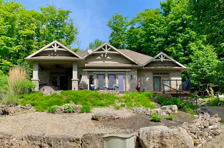 Sauble Beach - Cozy All Season Lakefront Cottage - Sauble Beach