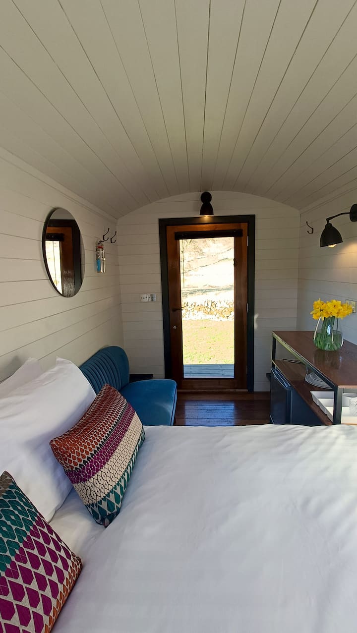 Shepherds Hut Peak District - Hope Valley