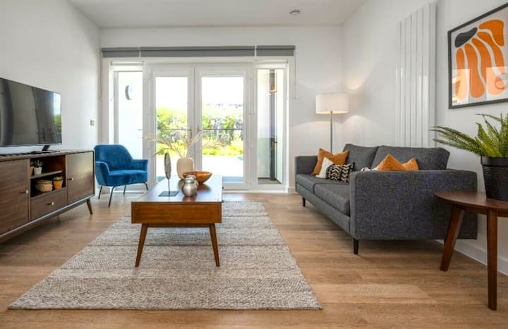 Luxury 2 Br | Gym | Parking | By Train Station - Hampton