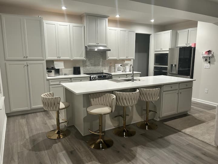 Stylish Stay And Peaceful With Private Bathroom - Avon, IN