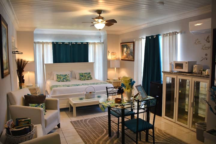 Ann's Inn - The Cozy Blue Room - Nassau
