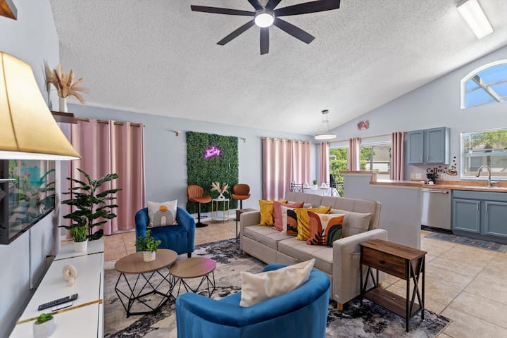 Luxe 3br-2ba Retreat W/ Pool & Designer Touches - 達文波特