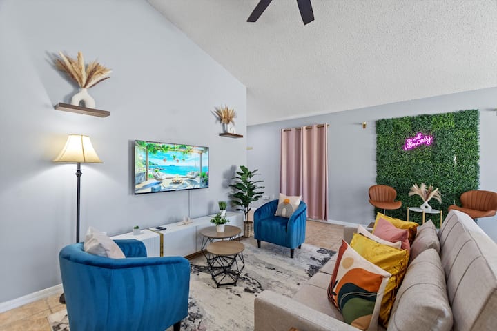 Luxe 3br-2ba Retreat W/ Pool & Designer Touches - Haines City, FL