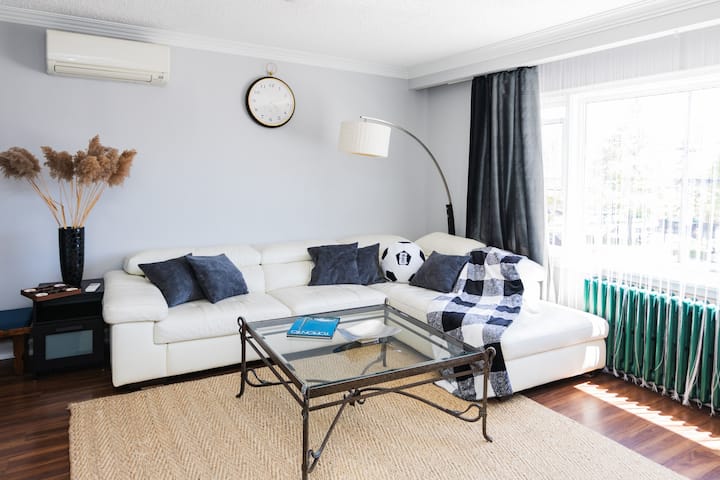 Bright 2br Retreatfree Parkingnear Shops & Transit - Toronto