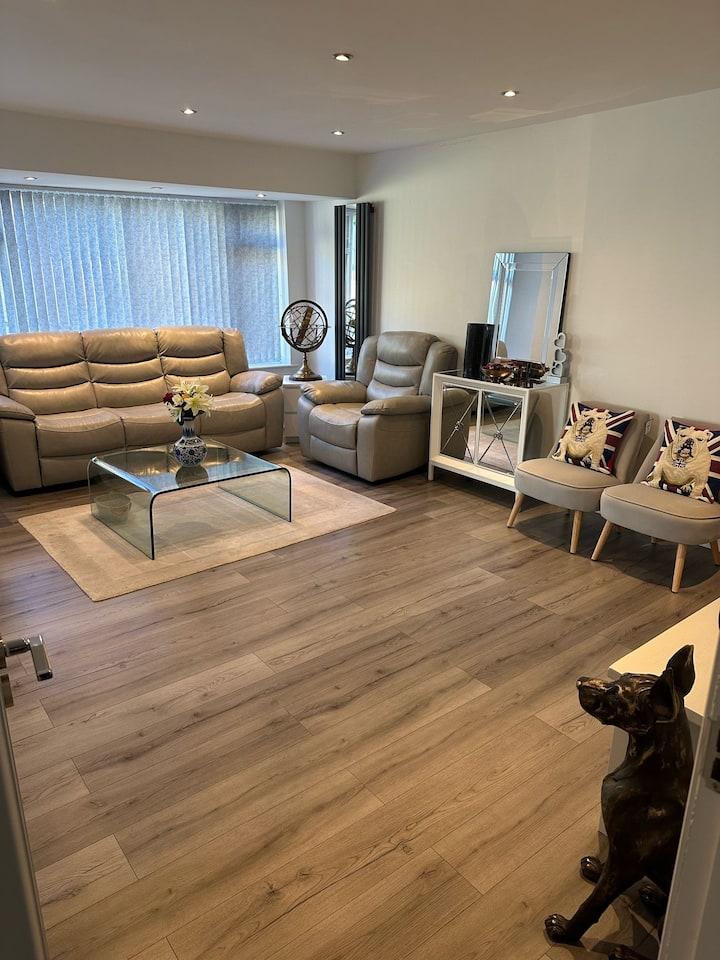 Modern Home+parking Near Airport - リーズ