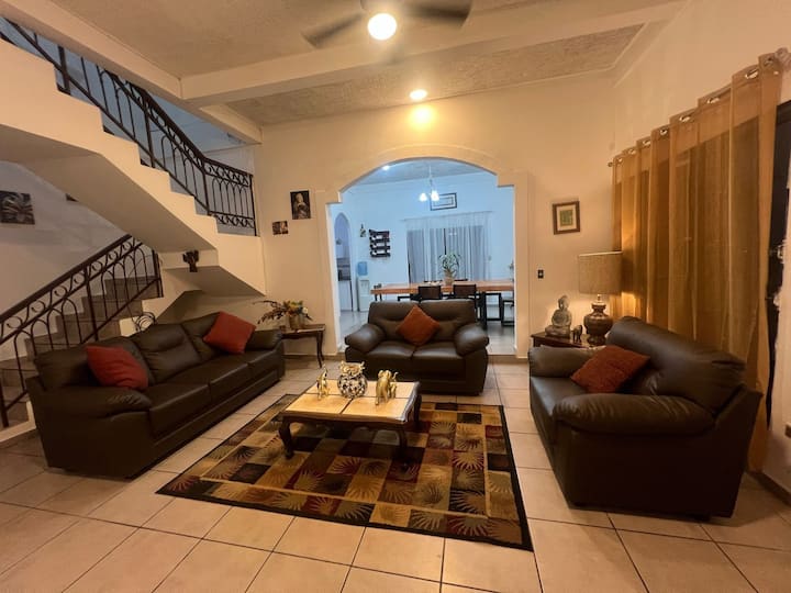 Hermosa Casa En Cumbres De La Escalón - San Salvador