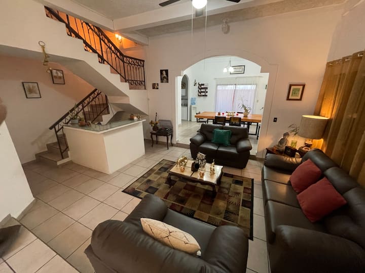 Hermosa Casa En Cumbres De La Escalón - San Salvador