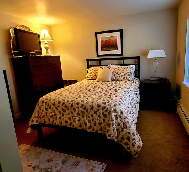 The "Oaks" Tudor Castle Room 103 Queen Bed - Jamestown, NY