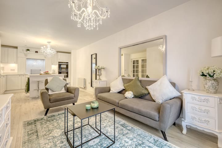 Brentwood 2bed Apt - New - 布倫特伍德