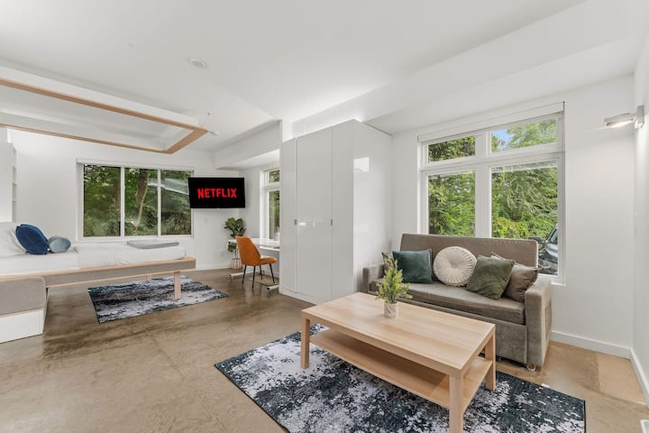 Bright & Modern Tremont Apartment | Free Parking - Cleveland