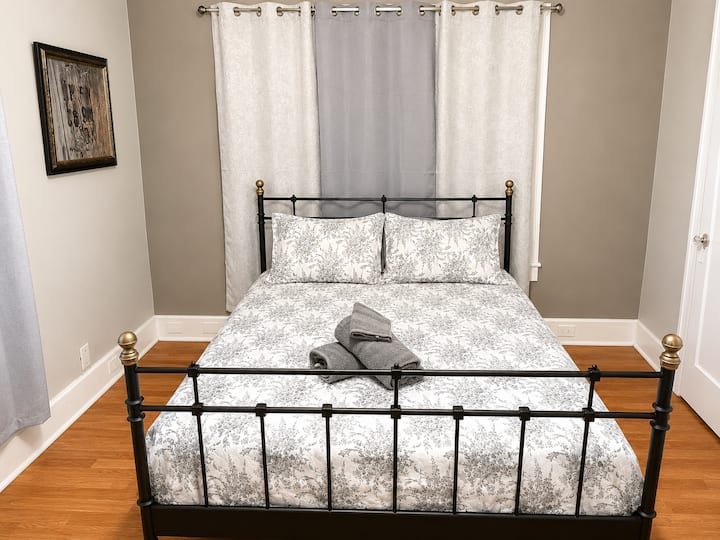 Studio Near Toyota Center & George R. Brown - Houston, TX