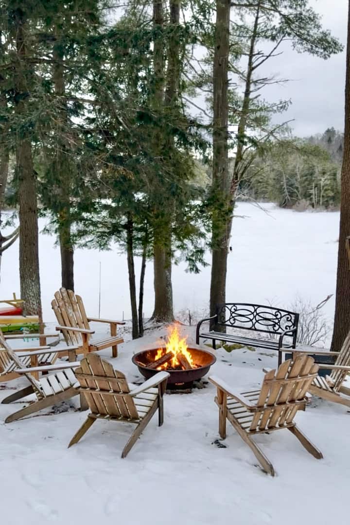 Berkshires Ski Retreat • Ski, Firepit & Hot Tub - The Berkshires, MA