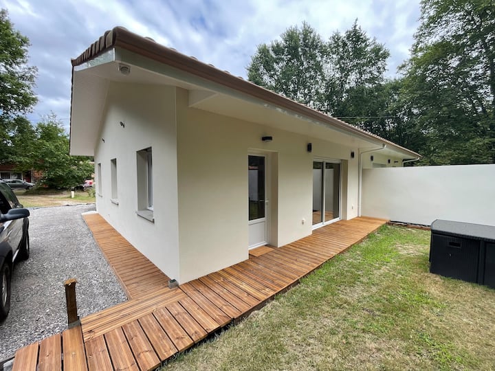 Maison Neuve Dans Une Clairière, Entourée D'arbres - Seignosse