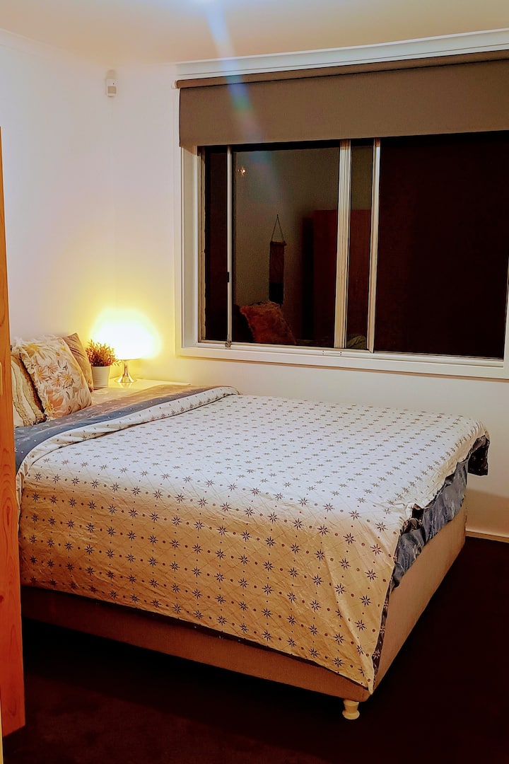 Charming Room -Short Dr To City! - Canberra