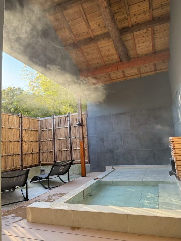 200㎡1棟貸し｜源泉100%露天風呂｜檜サウナ｜湯本車8分｜設備充実｜足湯有り｜能登牛夕食提供可 - Hakone