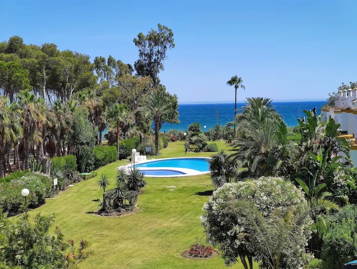 Spacious Beachfront House • Pool • Garden • Beach - Estepona