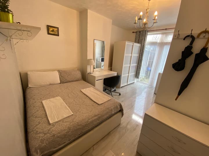 Cozy Room With Private Bathroom - Dagenham