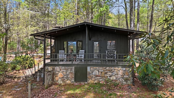 Highlands Close-to-town Cabin, Pet-friendly - Highlands, NC