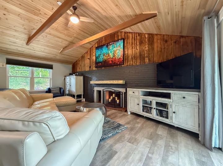 Little Cabin On The Big River - Autumn Lake, Hillsboro