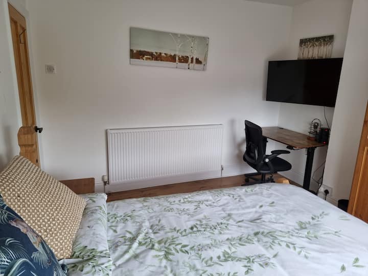 Spacious Room With Desk And Tv - Coventry