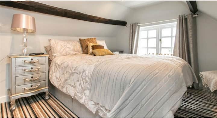 Loft Room With Open Bath - Outdoor Pool From June - Frinton-on-Sea