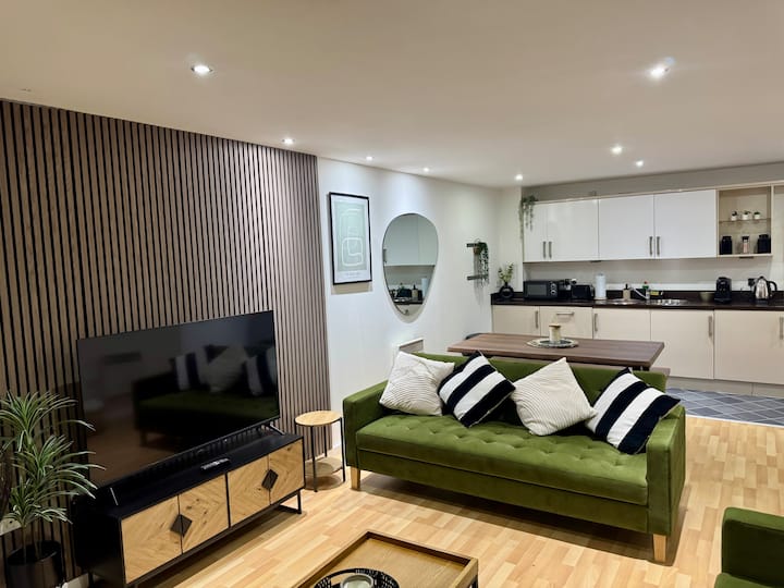 Stylish Birmingham Apt | Sleeps 6 | Parking - Birmingham
