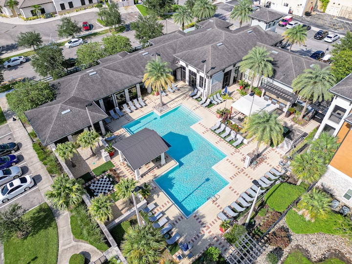Chic Trendy 2br 2ba With Lake View Near Mco - Lake Mary Jane, FL