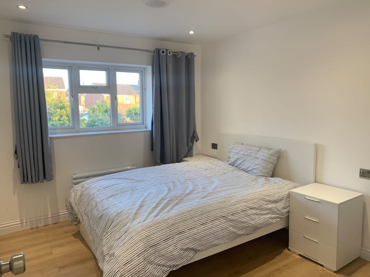 Double Furnished Room 雙人房 簡潔。舒適。優雅 - Godalming