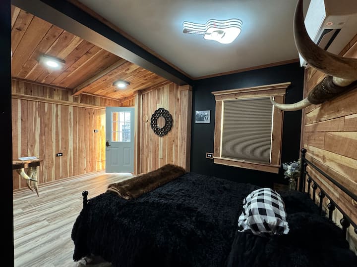 Escape To The Johnny Cash Room - Bledsoe Creek State Park, Gallatin