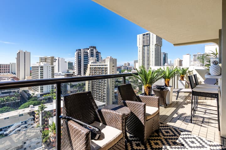 Tua Terrace Waikiki W/ Deck, Parking, Wd, & Pool - Honolulu, HI