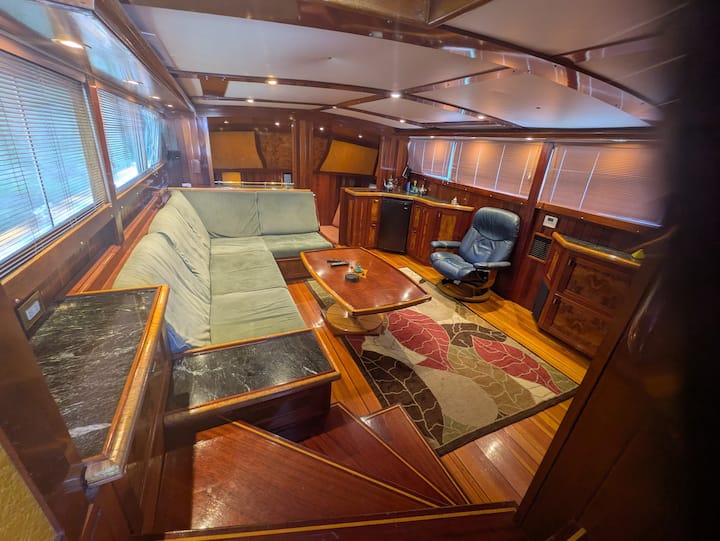 Motoryacht On Hudson River - Greenwich, NY