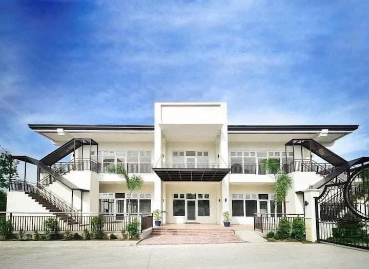 Spacious High-end House In Bayswater Subdivision - Talisay