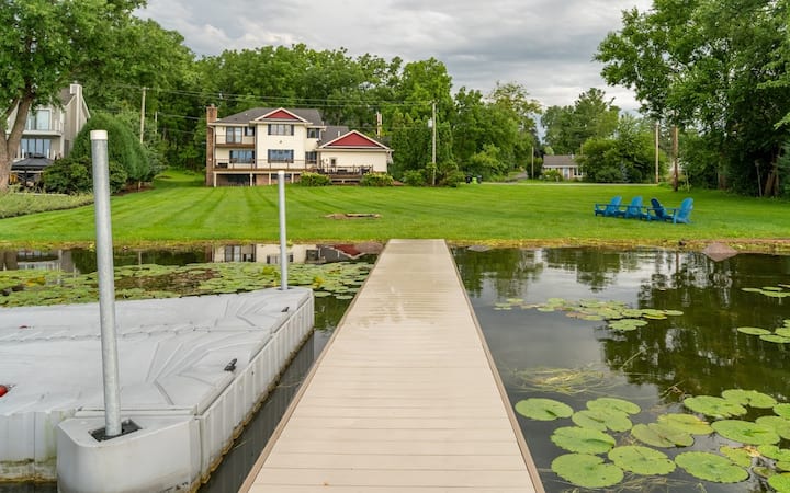 Luxe Lakehouse On Okauchee Lake - Oconomowoc, WI
