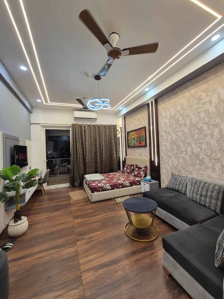 Luxury Stay In Gaur City Noida - Ghaziabad