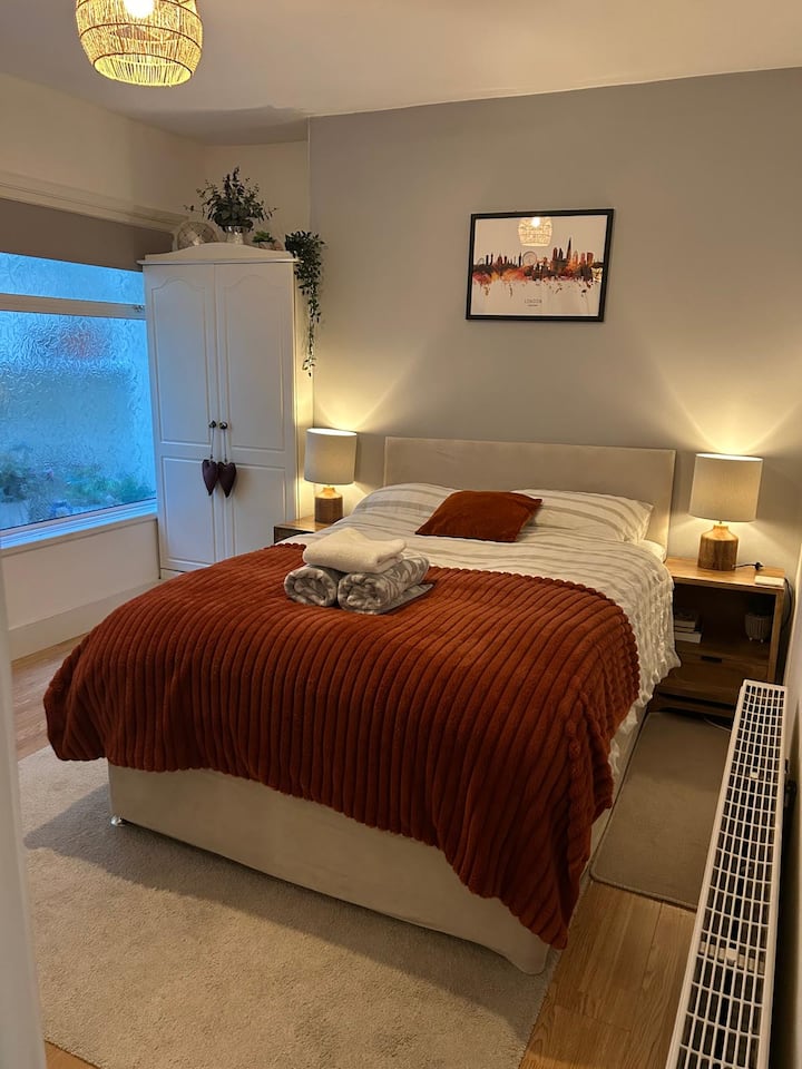 Private Space Dble Bed, Futon, Child Sofabed Zone2 - London