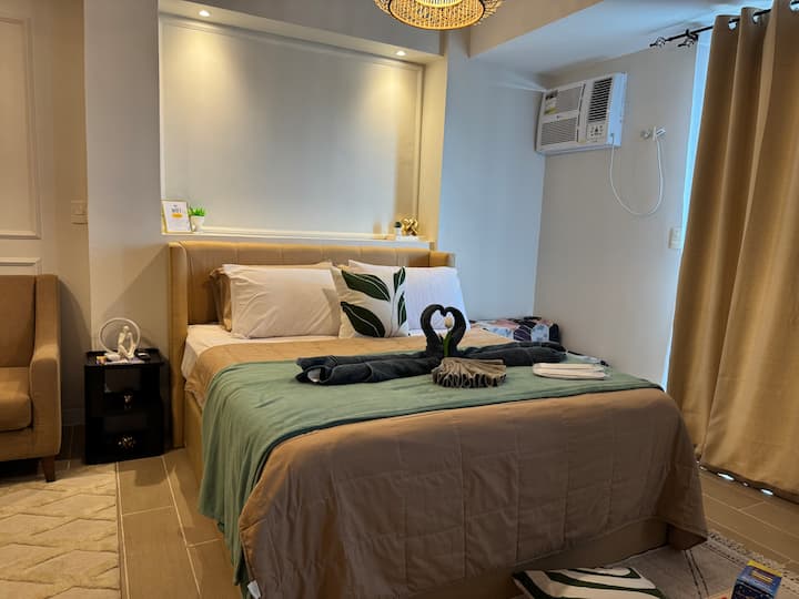 Luxury Staycation | Venice W/ Balcony Near Bgc - Taguig
