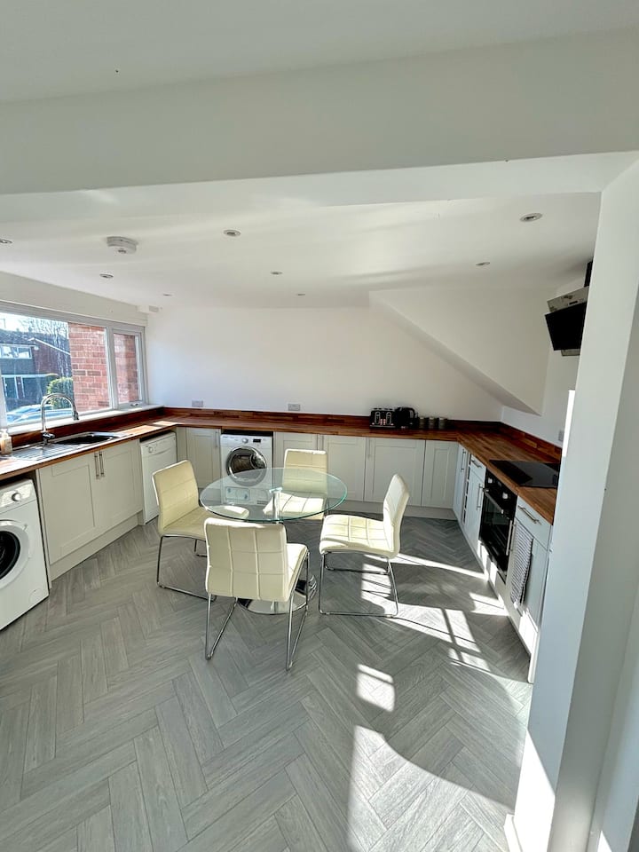 Fresh And Modern 3x Bed In Leek - Rudyard Lake