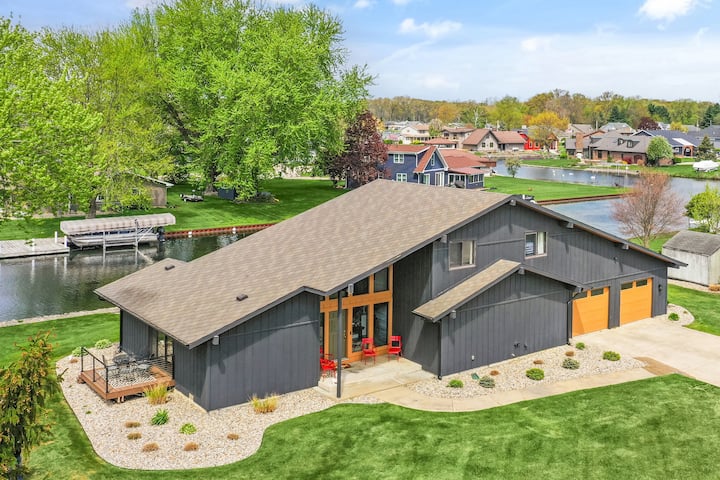 Lake House-pontoon, Bonfire/pingpong/darts/ Grill - Elkhart, IN