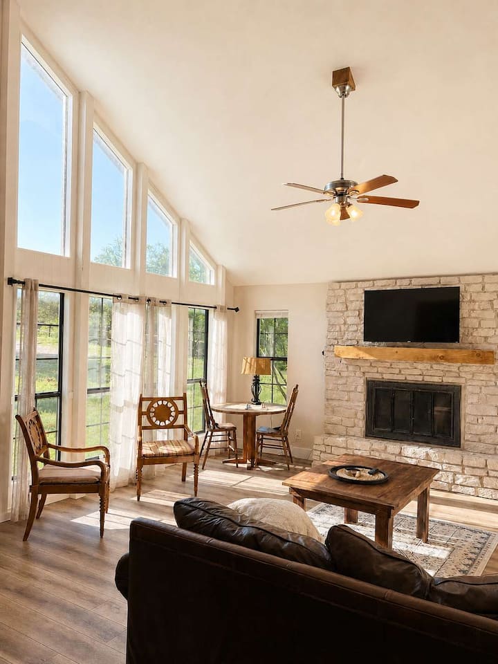 Private Retreat W/ Animals. Outdoor Fire Pit/ Bbq - Cedar Creek, TX