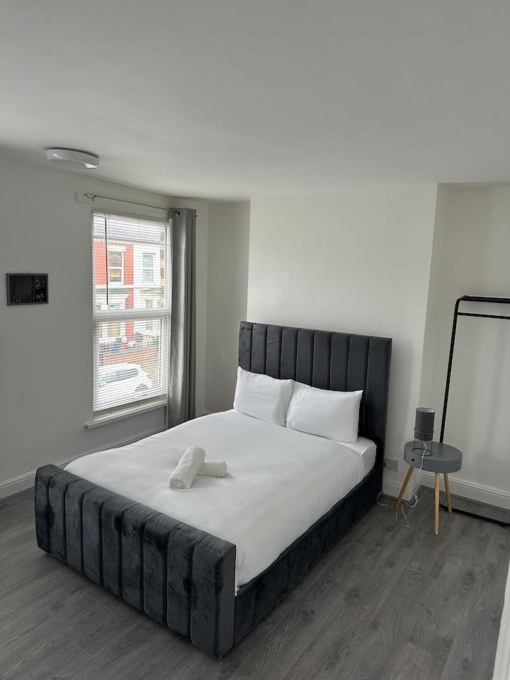 4 Bedroom House Free Parking! - Liverpool